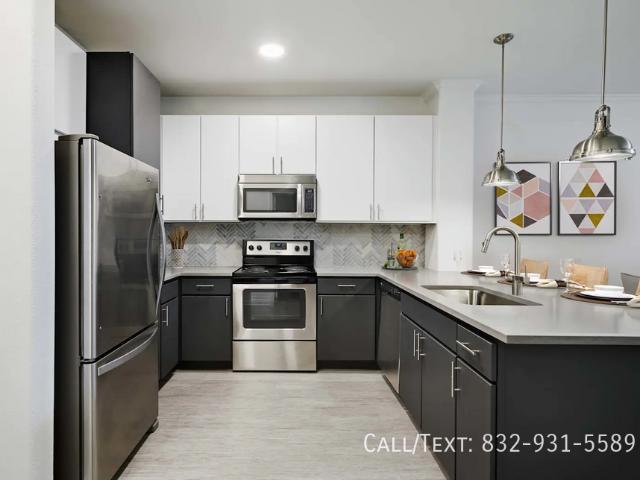 2 BR, 2 BA Apartment 1899 Bass St, Houston, TX 77007