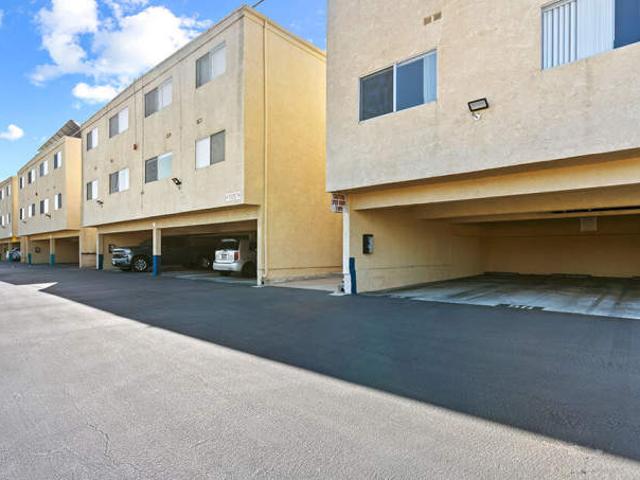2 BR, 2 BA Apartment 19143 Victory Blvd, Reseda, CA 91335