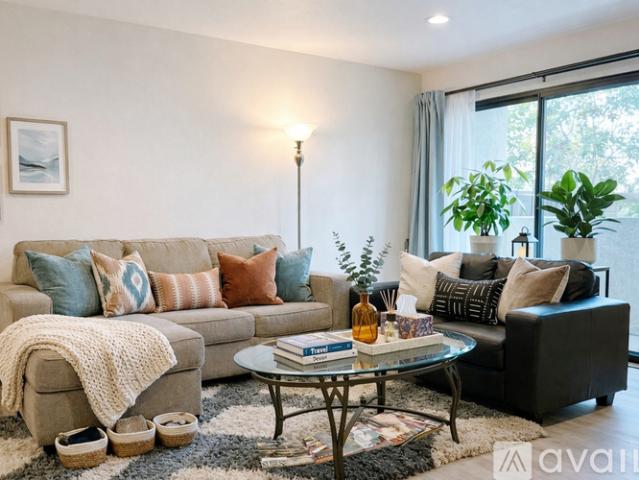 2 BR, 2 BA Apartment 1940 Highland Avenue, Unit 27, Los Angeles, CA 90068