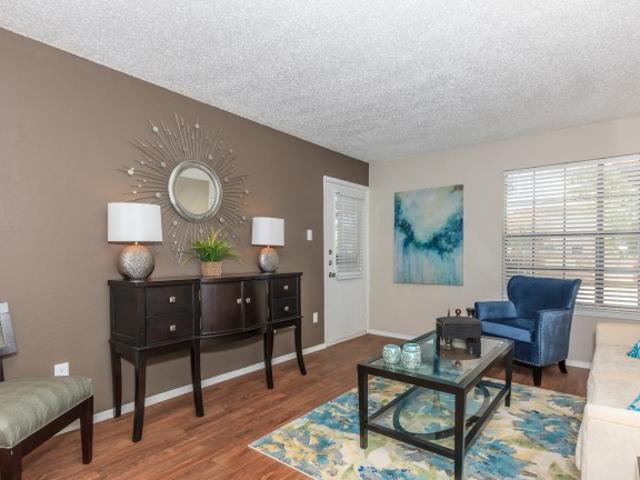 2 BR, 2 BA Apartment 1964 Oak Creek Ln, Bedford, TX 76022