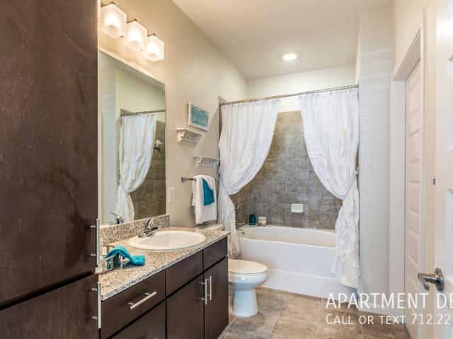2 BR, 2 BA Apartment 10006 Fannin StÂ, Houston, TX 77045