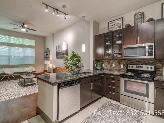 2 BR, 2 BA Apartment 1000 Oakdale St, Houston, TX 77004