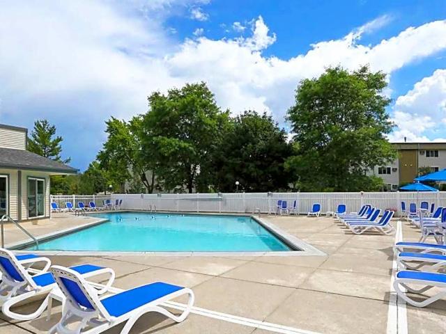 2 BR, 2 BA Apartment 1010 N Knollwood Drive Unit 2275 A, Schaumburg, IL 60194