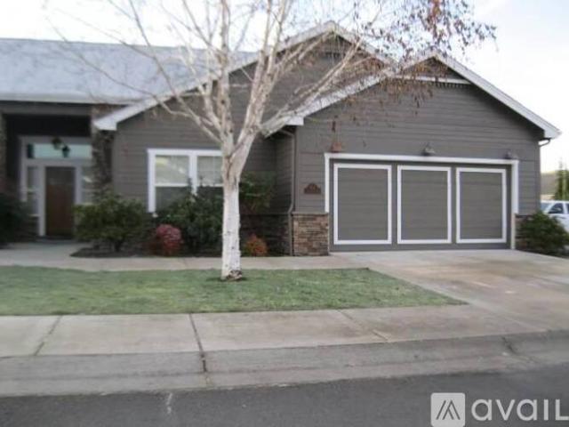2 BR, 2 BA Apartment 102 Sandridge Way, Eagle Point, OR 97524