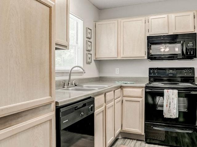 2 BR, 2 BA Apartment 10415 East 43rd Street Unit 0934, Kansas City, MO 64133