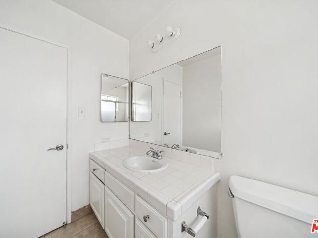 2 BR, 2 BA Apartment 1050 South Wooster Street, Los Angeles, CA 90035