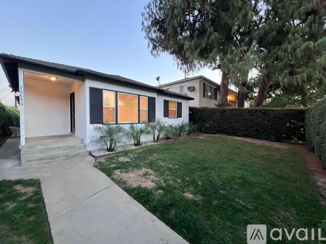 2 BR, 2 BA Apartment 10650 Camarillo St, Los Angeles, CA 91602