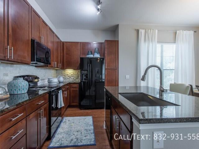2 BR, 2 BA Apartment 10820 Cypresswood Dr, Houston, TX 77070