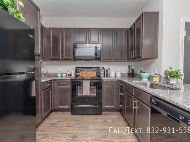 2 BR, 2 BA Apartment 10896 W Bellfort Ave, Houston, TX 77099