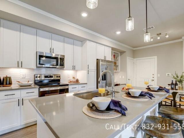 2 BR, 2 BA Apartment 10903 Cypresswood Dr, Houston, TX 77070