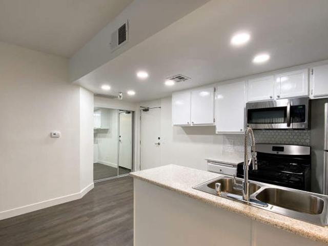 2 BR, 2 BA Apartment 10915 Bluffside Dr, Studio City, CA 91604