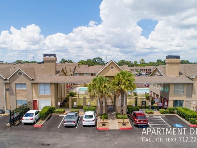 2 BR, 2 BA Apartment 10 Shadowdale DrÂ, Houston, TX 77043