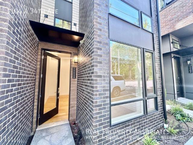 2 BR, 2 BA Apartment 1104 A 34th Ave, Seattle, WA 98122
