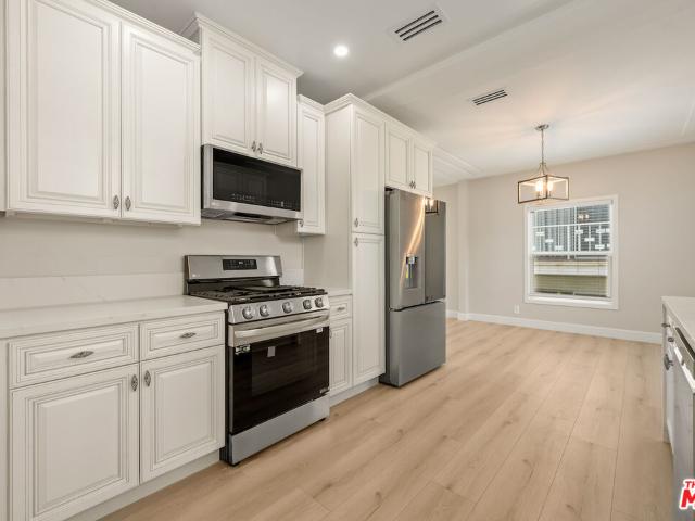 2 BR, 2 BA Apartment 1117 South Wooster Street, Los Angeles, CA 90035