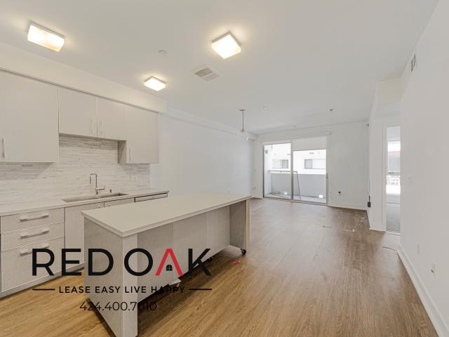 2 BR, 2 BA Apartment 1168 S Barrington Ave, Los Angeles, CA 90049