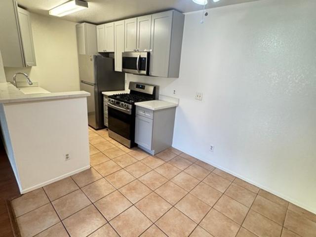 2 BR, 2 BA Apartment 11821 Foothill Blvd, Unit 08, Los Angeles, CA 91342