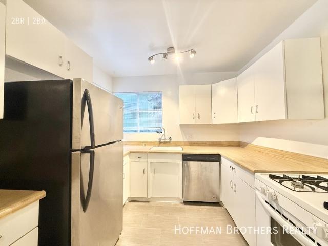 2 BR, 2 BA Apartment 11950 Laurelwood Dr, Studio City, CA 91604