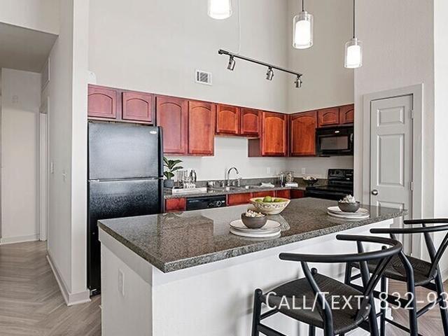 2 BR, 2 BA Apartment 12076 Broadway St, Pearland, TX 77584