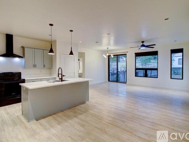 2 BR, 2 BA Apartment 1221 East Emma Drive, Unit 105, Flagstaff, AZ 86001