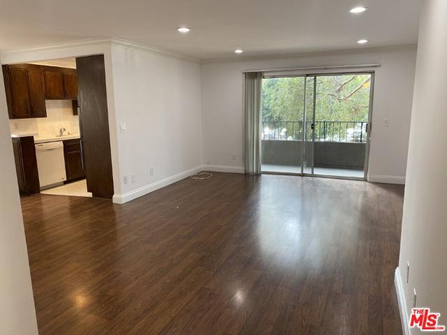 2 BR, 2 BA Apartment 1224 South Barrington Ave, Los Angeles, CA 90025