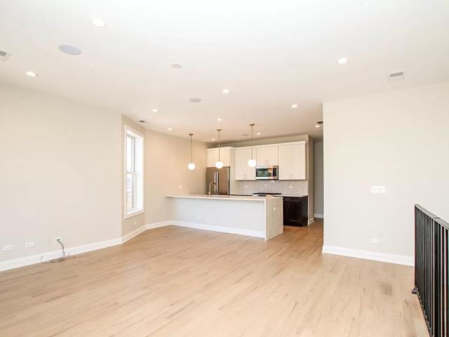 2 BR, 2 BA Apartment 1225 W. Addison St Chicago, IL 60613
