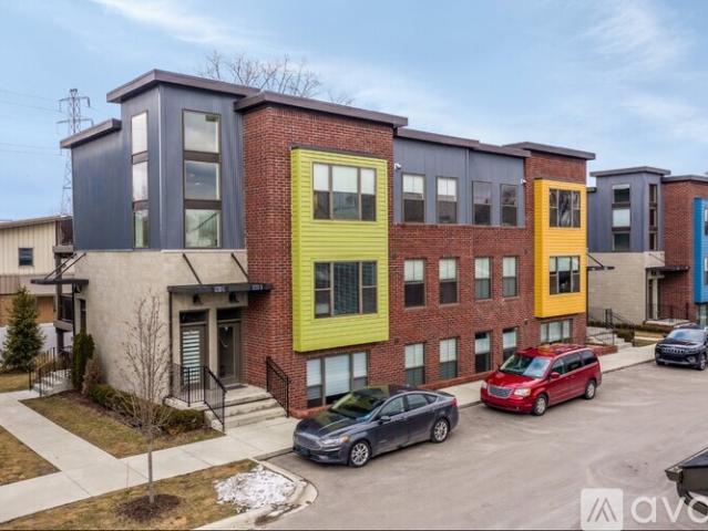 2 BR, 2 BA Apartment 1230 Diamond Court, Unit F, Royal Oak, MI 48067