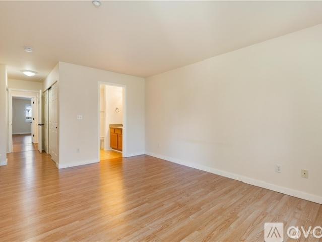 2 BR, 2 BA Apartment 12406 Southeast 31st Street Unit 202, Bellevue, WA 98005