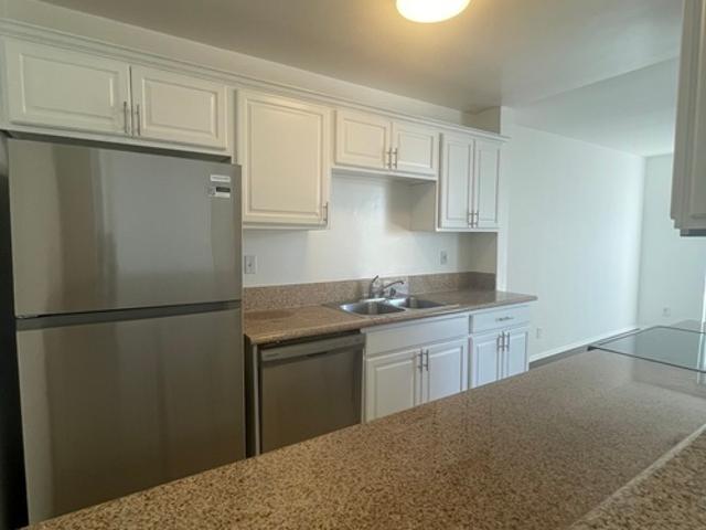2 BR, 2 BA Apartment 125 North Barrington Avenue, Unit 107, Los Angeles, CA 90049