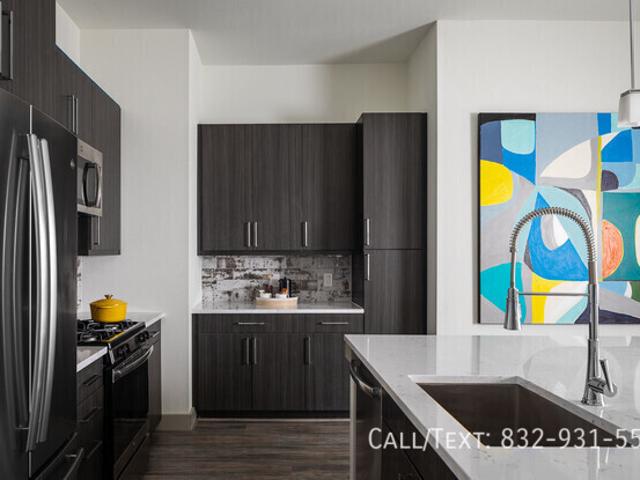 2 BR, 2 BA Apartment 1297 Givens St, Houston, TX 77007