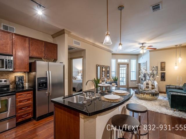 2 BR, 2 BA Apartment 1299 Colquitt St, Houston, TX 77006