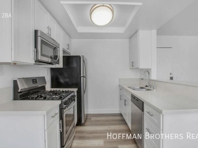 2 BR, 2 BA Apartment 1325 N Gardner St, Los Angeles, CA 90046