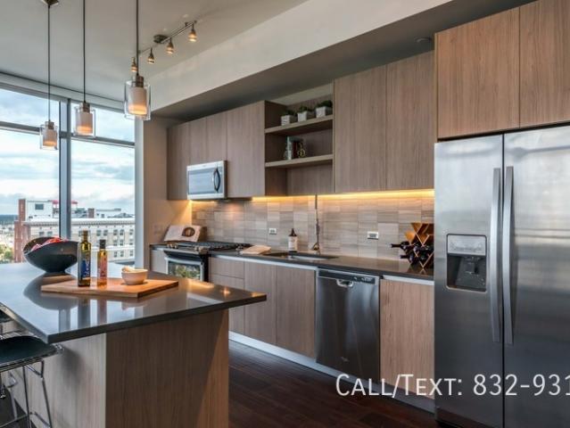2 BR, 2 BA Apartment 1399 Fannin St, Houston, TX 77002