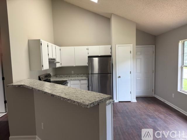 2 BR, 2 BA Apartment 2400 Glenmore Ct SW, Marietta, GA 30008