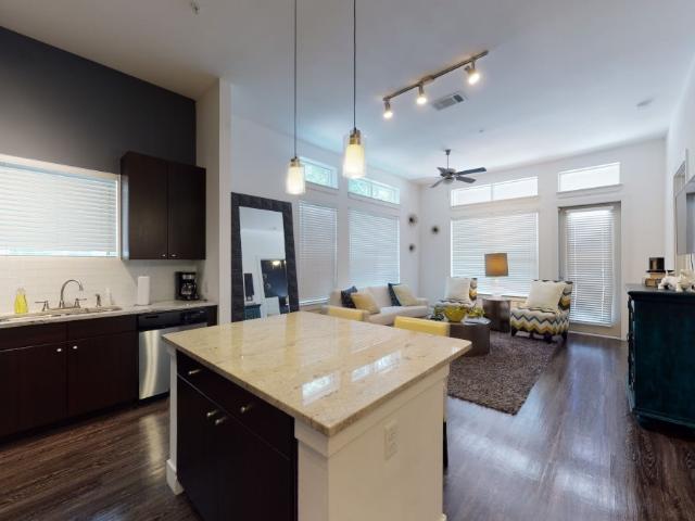 2 BR, 2 BA Apartment 2425 Victory Ave Unit 506, Dallas, TX 75219