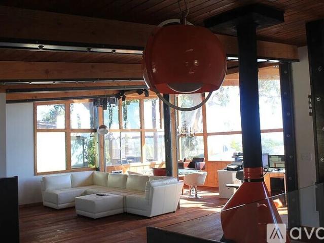 2 BR, 2 BA Apartment 2428 Beverley Avenue, Unit C, Santa Monica, CA 90405