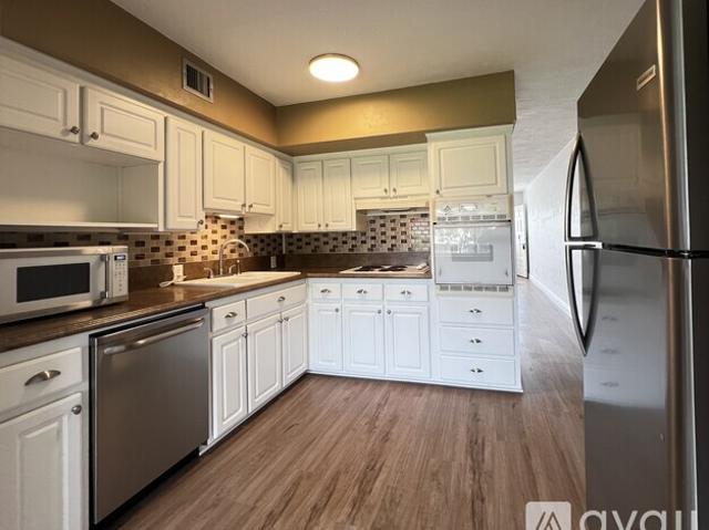 2 BR, 2 BA Apartment 2454 Australia Way E, Unit 30, Clearwater, FL 33763