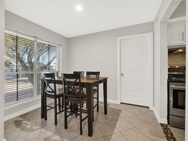 2 BR, 2 BA Apartment 250 El Dorado Boulevard, Webster, TX 77598