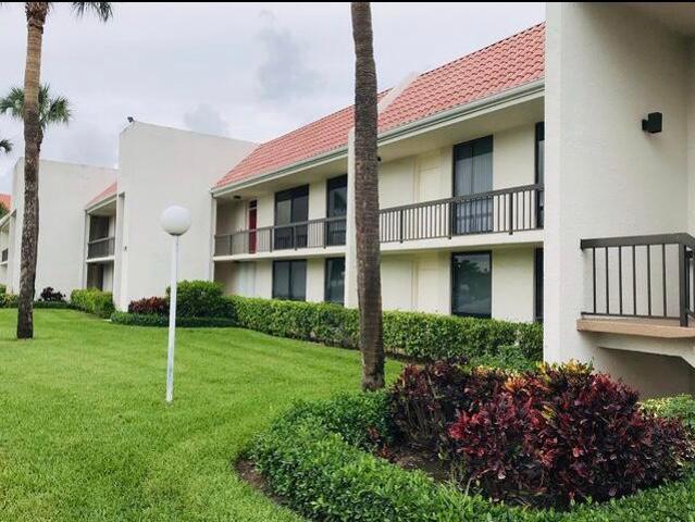 2 BR, 2 BA Apartment 2520 Presidential Way, West Palm Beach, FL 33401