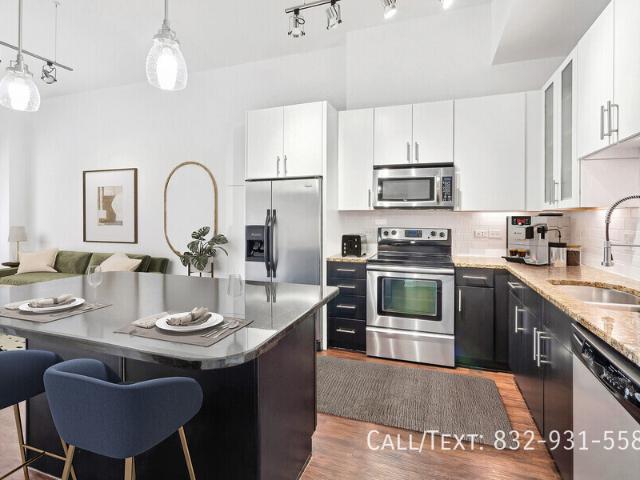 2 BR, 2 BA Apartment 2566 Richmond Ave, Houston, TX 77098
