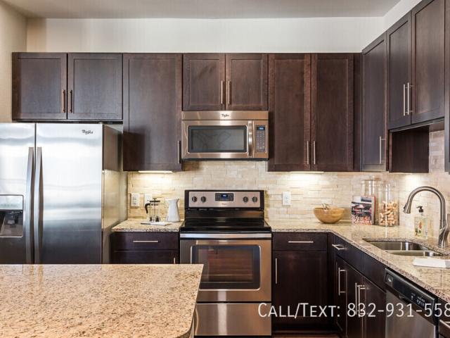 2 BR, 2 BA Apartment 2598 Main St, Houston, TX 77002