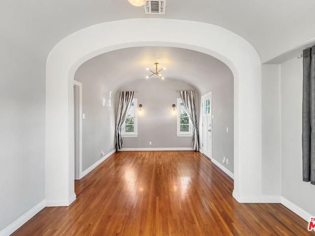 2 BR, 2 BA Apartment 2630 South Bedford Street, Los Angeles, CA 90034