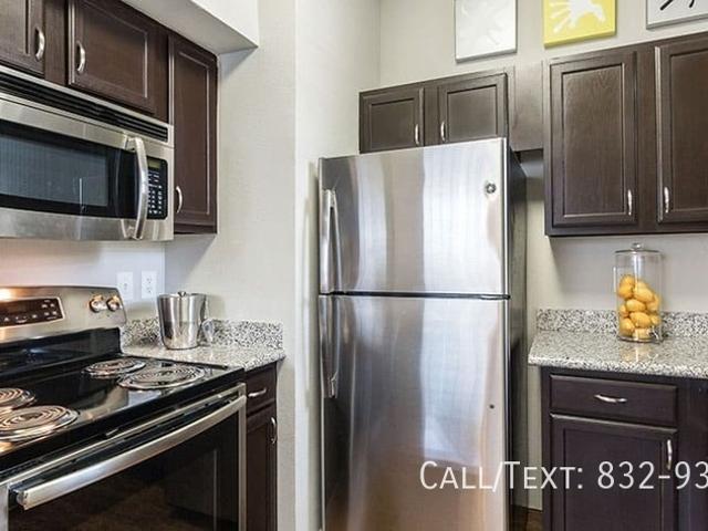 2 BR, 2 BA Apartment 2701 Dunvale Rd, Houston, TX 77063