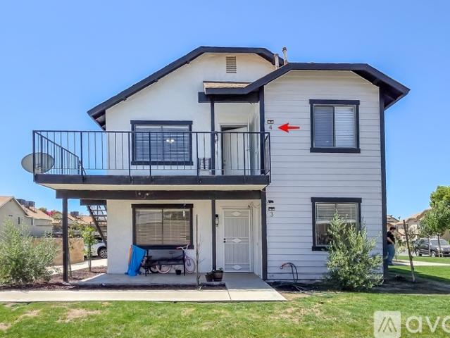 2 BR, 2 BA Apartment 2704 Villalovos Court, Unit 4, Bakersfield, CA 93304