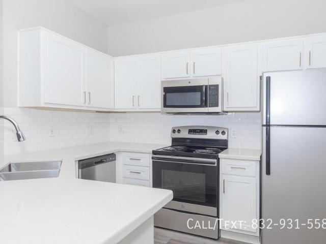 2 BR, 2 BA Apartment 2707 Dunvale Rd, Houston, TX 77063