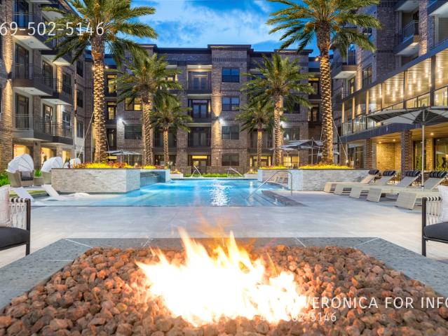 2 BR, 2 BA Apartment 2707 Summer St, Houston, TX 77007