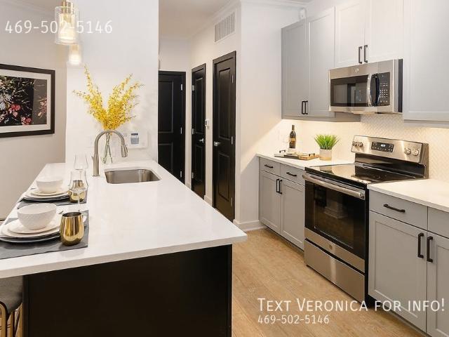 2 BR, 2 BA Apartment 2717 Howell Street, Dallas, TX 75204