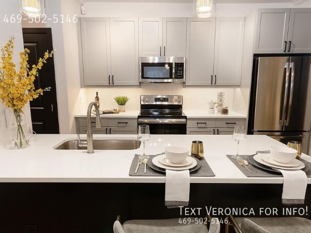 2 BR, 2 BA Apartment 2717 Howell Street, Dallas, TX 75204