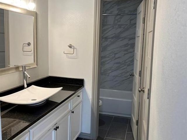 2 BR, 2 BA Apartment 2800 Douglas Avenue, Dallas, TX 75219