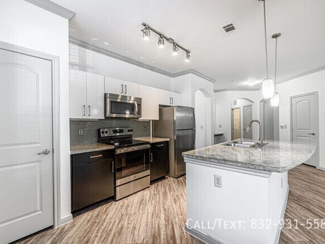 2 BR, 2 BA Apartment 2801 S Bartell Dr, Houston, TX 77054