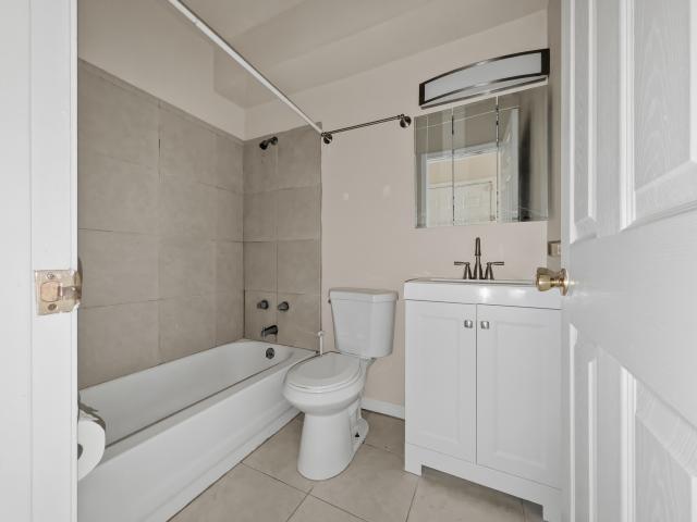 2 BR, 2 BA Apartment 2823 North Lincoln Avenue, Chicago, IL 60614